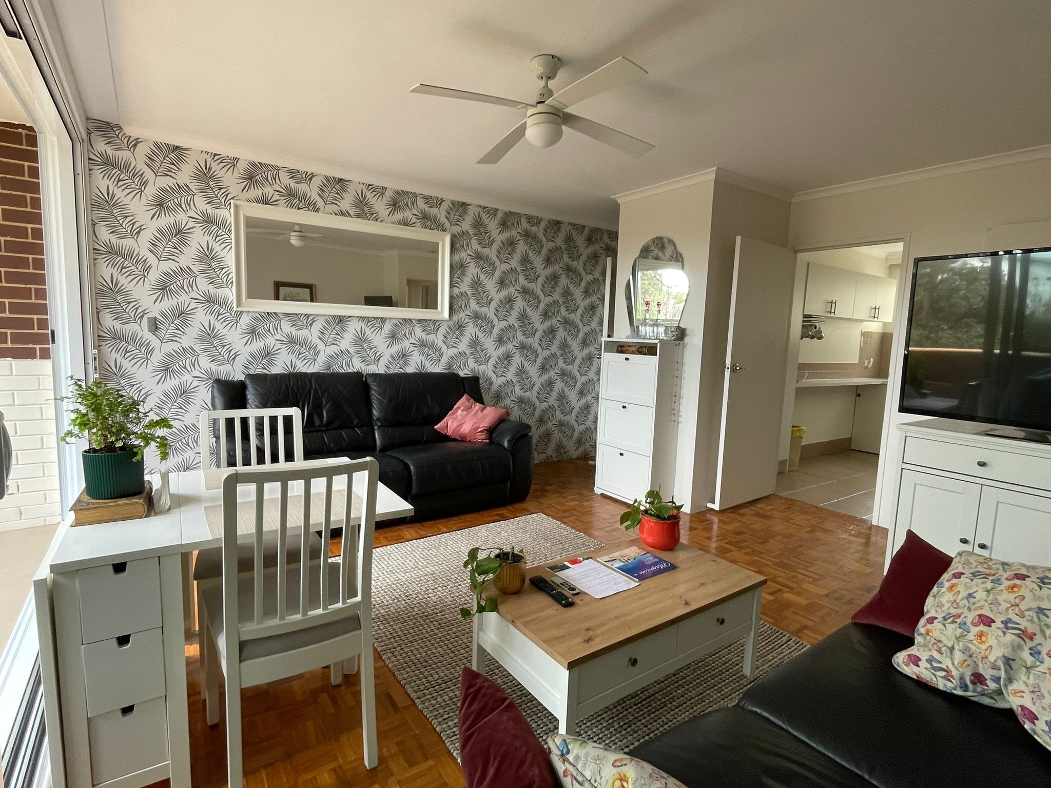 Central Location To Beach & Shops, Quiet, Balcony & Bar & Bar Stools. Tree View. - Frankston