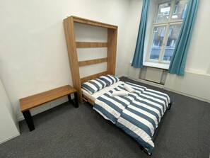 Quarto Clássico com Cama de Casal, 1 cama de casal | Secretária, secretária adequada para computadores portáteis 