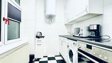 Apartamento Básico | Cozinha privada | Um frigorífico, um micro-ondas, um forno, uma placa de cozinha