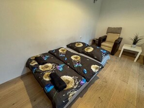 Apartamento clássico | Escrivaninha, espaço de trabalho para notebook, quartos à prova de som