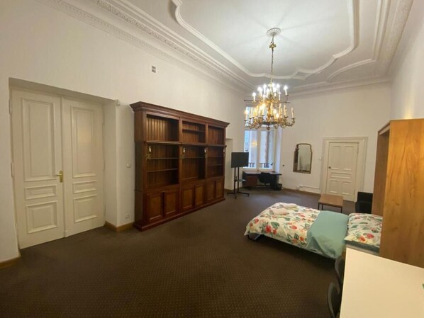 Quarto Clássico com Cama de Casal, 1 cama de casal | Secretária, secretária adequada para computadores portáteis 