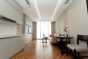 Apartamento Executivo, Vista para a cidade | Secretária, secretária adequada para computadores portáteis 