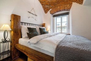 Suite Deluxe, no rés do chão | Minibar, cofre no quarto, com decoração personalizada 