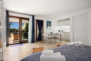 Quarto Comfort, vista para a piscina | Minibar, com mobília individualizada, cortinas/cortinados opacos 