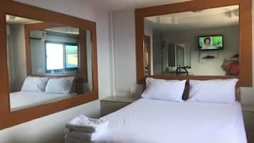 Quarto básico | Escrivaninha, Wi-Fi de cortesia, roupa de cama