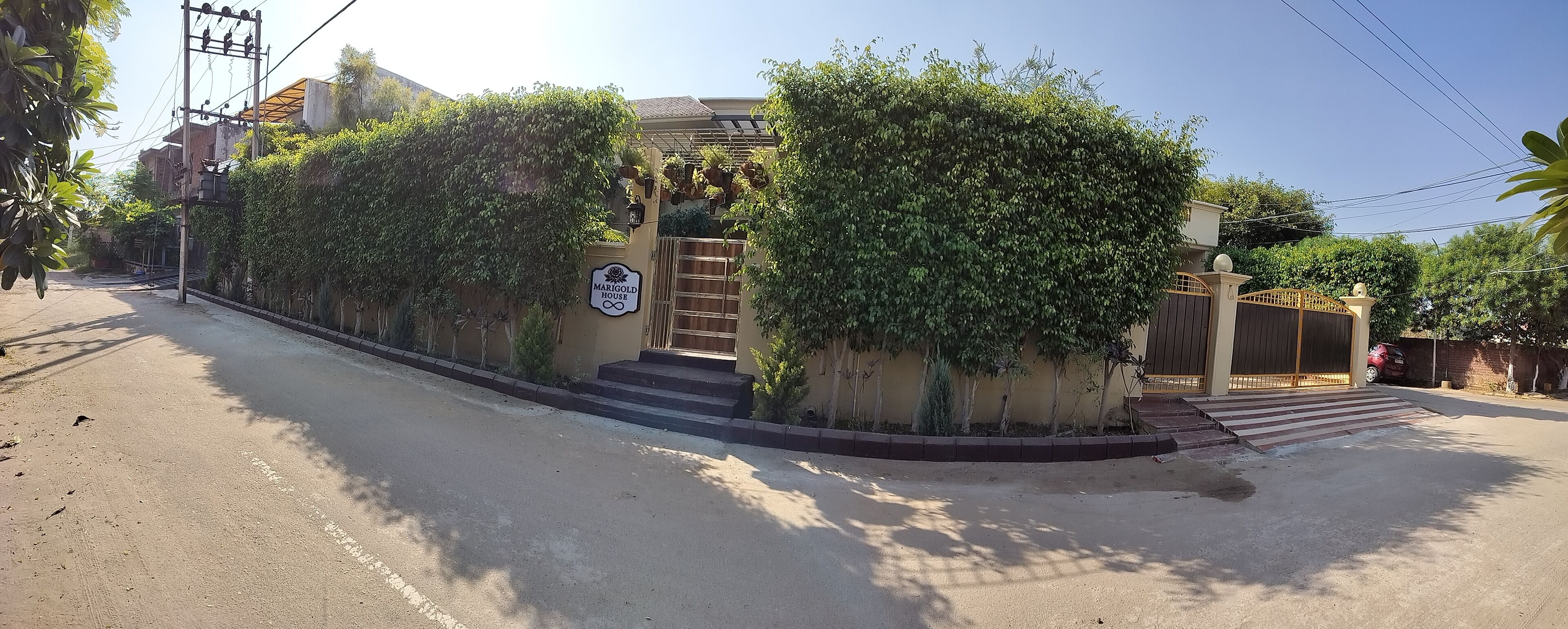 Propriedade murada com uma placa que diz 'Marigold House'.