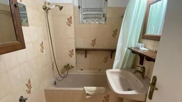 Apartamento, 2 quartos, vista para o jardim | Banheiro | Chuveiro, secador de cabelo, toalhas de banho, papel higiênico