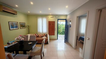 Casa, 2 quartos, vista para o jardim | Sala de estar | Televisor de ecrã plano de 32 polegadas com canais digitais 