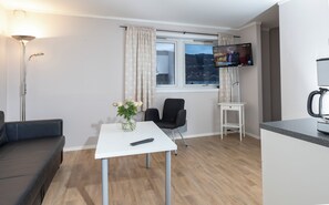 Apartamento Básico, vista para o lago | Sala de estar