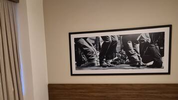 Estúdio conforto, vista para a piscina | Quartos à prova de som, ferros/tábuas de passar roupa, Wi-Fi de cortesia