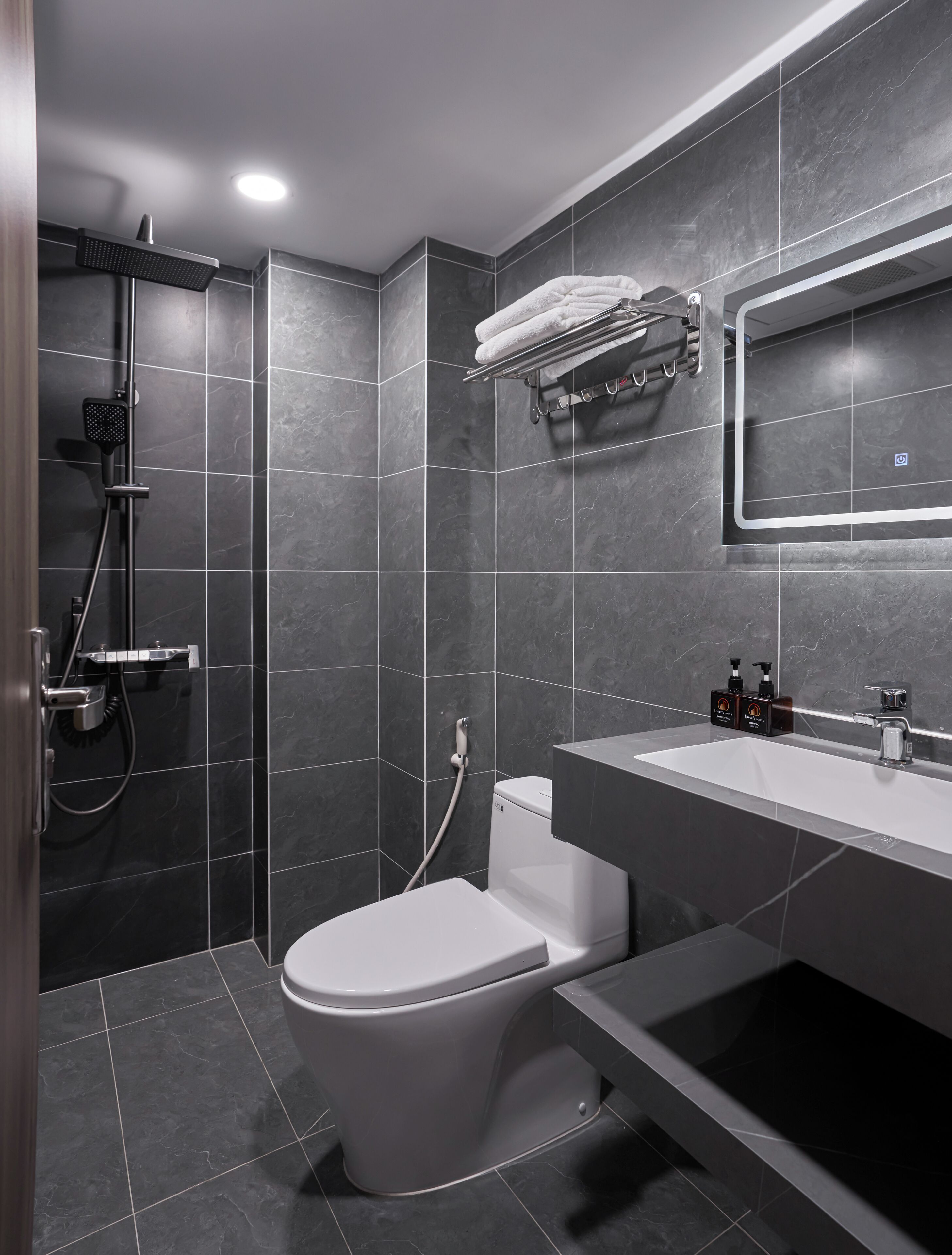 Quarto casal superior | Banheiro | Produtos de toalete grátis, secador de cabelo, roupões de banho 