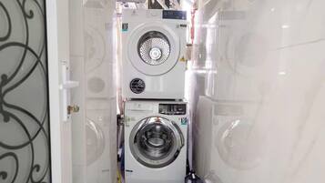 Suite Familiar, 3 quartos, Vista para a cidade, junto à piscina | Comodidade do quarto