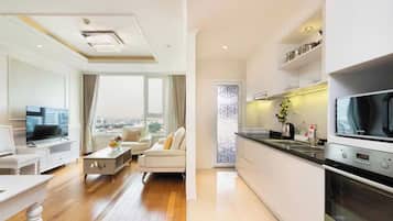 Suite Presidencial, 2 quartos, Vista para a cidade, junto à piscina | Sala de estar | Smart TV de 65 de polegadas com canais por cabo, lareira, Netflix