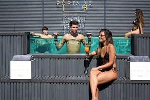 Piscina externa, funciona das 8h às 22h, guarda-sóis, espreguiçadeiras