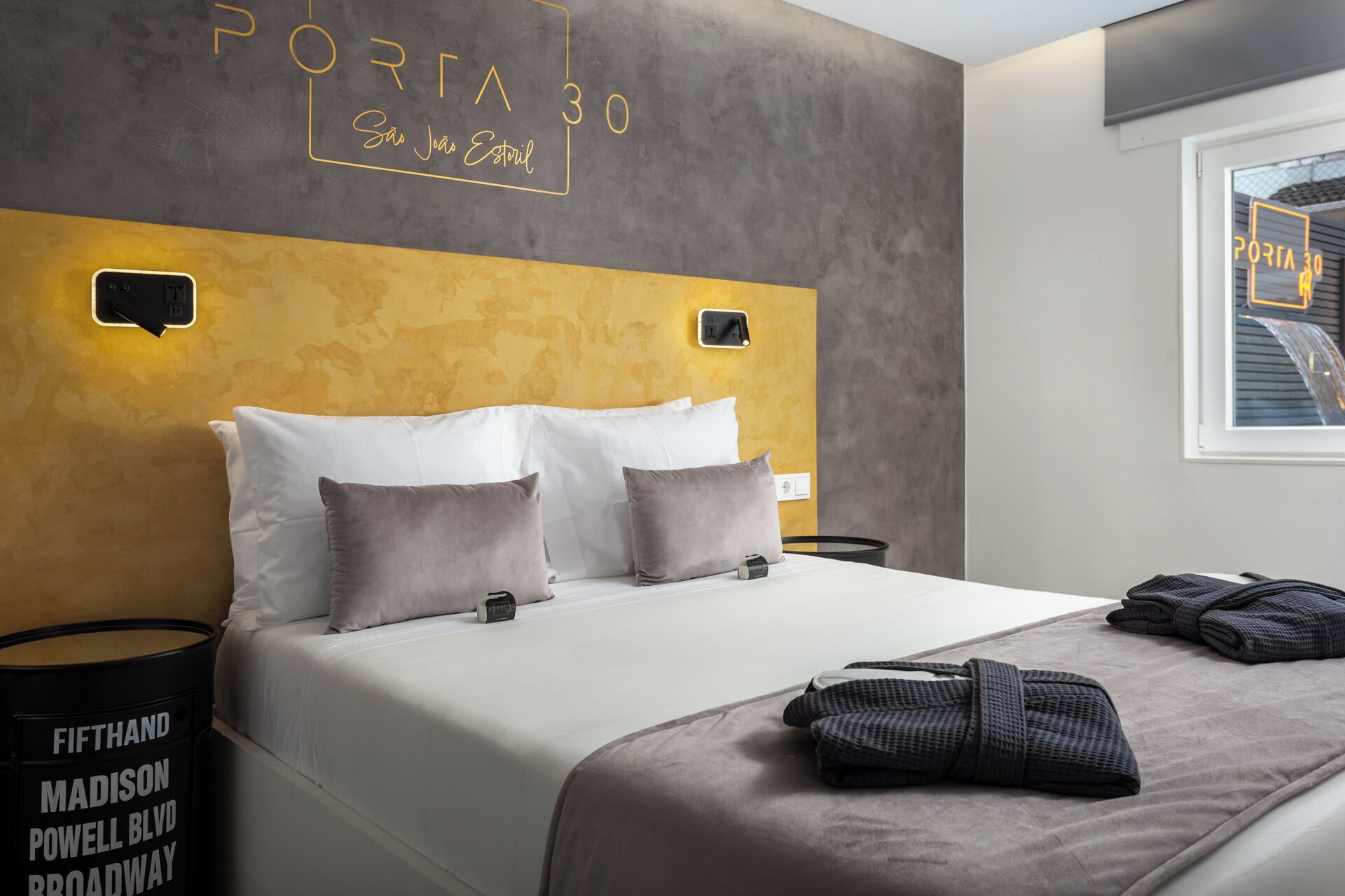 Quarto Duplo Deluxe, casa de banho privativa, vista para a piscina | Cofre no quarto, secretária 