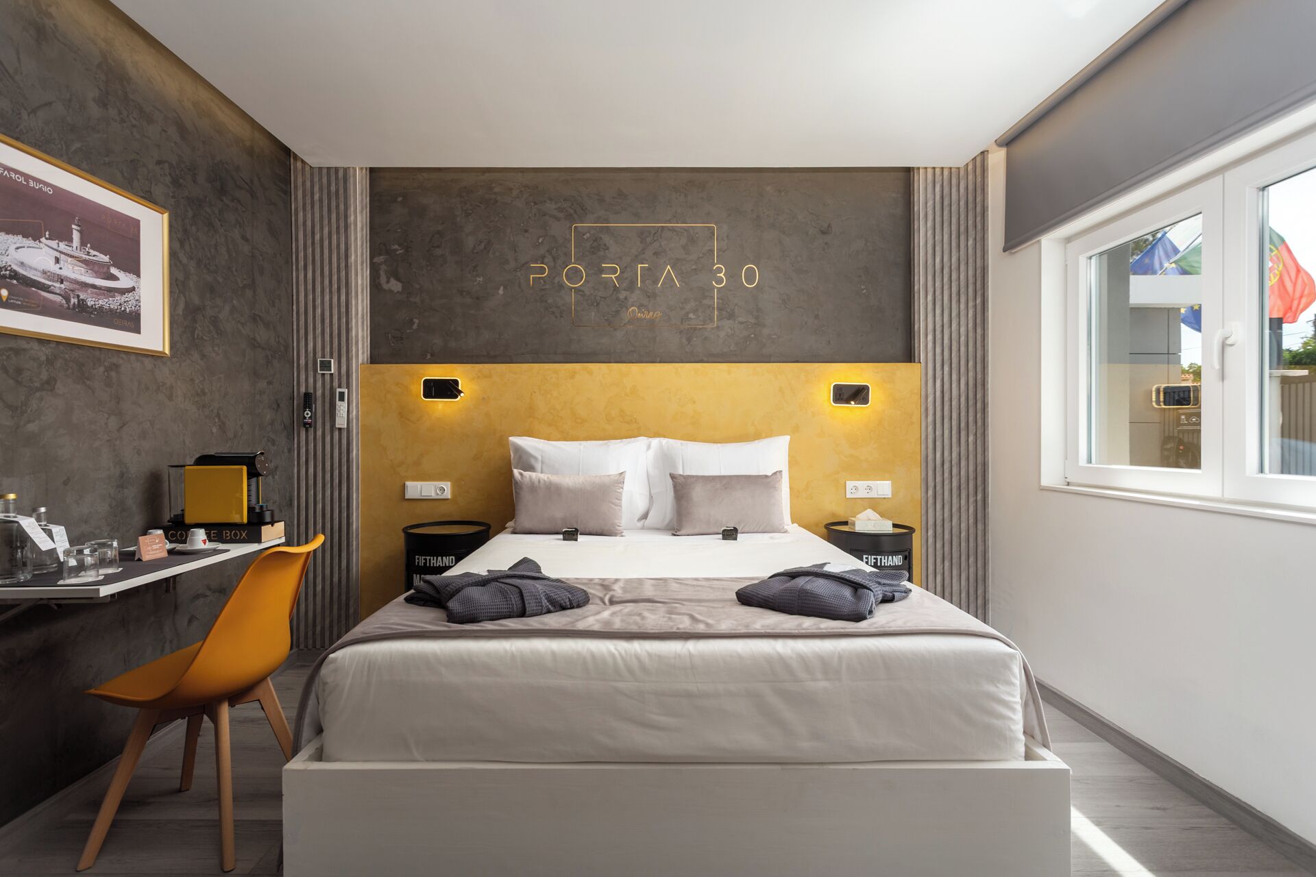 Quarto Duplo Deluxe, casa de banho privativa | Cofre no quarto, secretária 