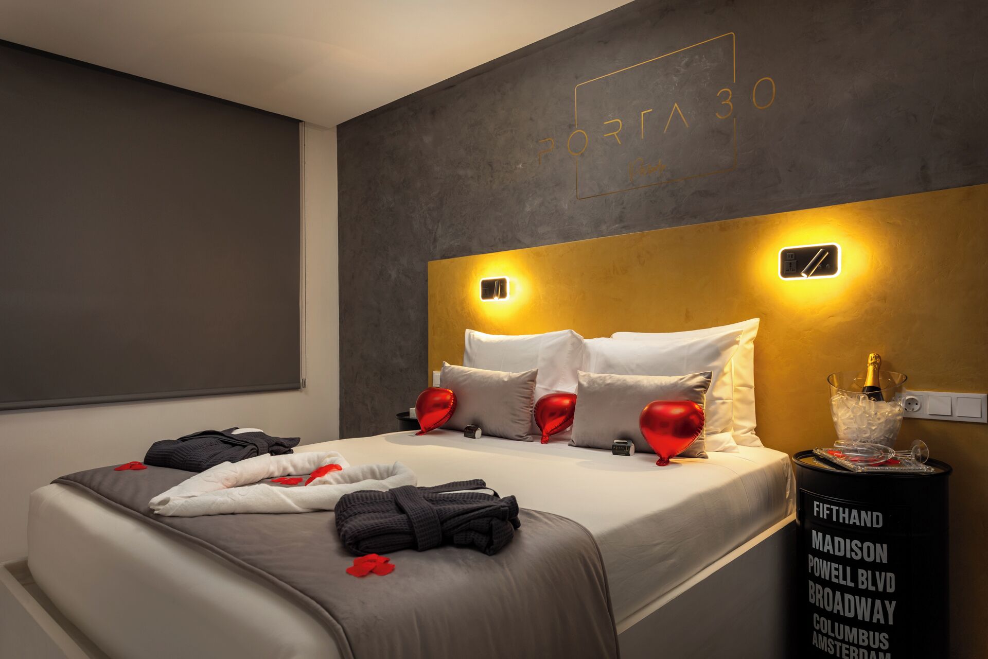 Quarto Duplo Deluxe, casa de banho privativa, vista para a piscina | Cofre no quarto, secretária 