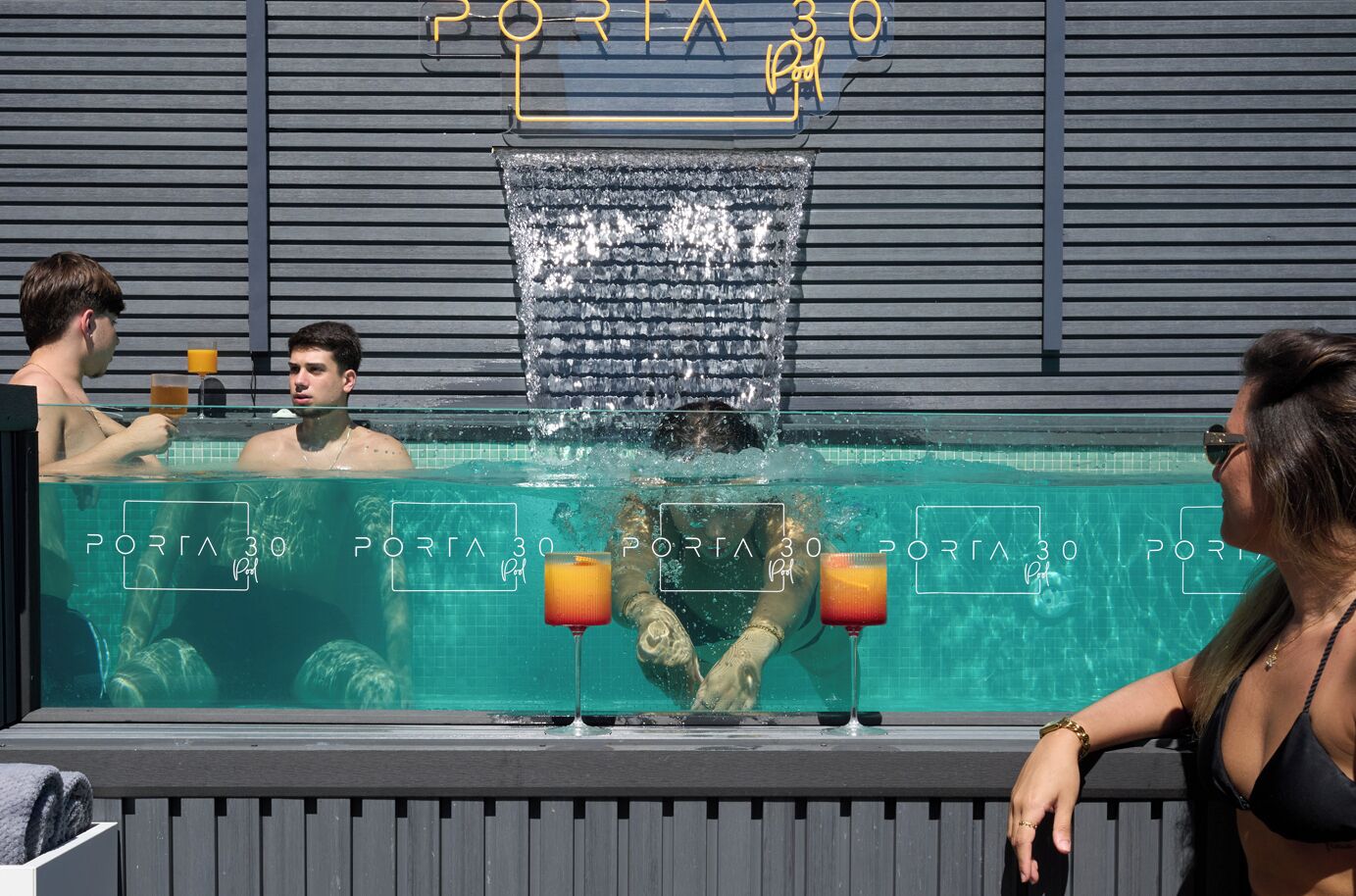 Piscina exterior, da(s) 8:00 à(s) 22:00, guarda-sóis, espreguiçadeiras 