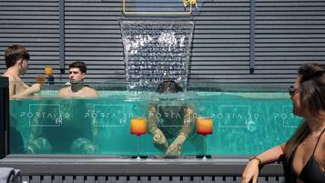 Piscina exterior, da(s) 8:00 à(s) 22:00, guarda-sóis, espreguiçadeiras