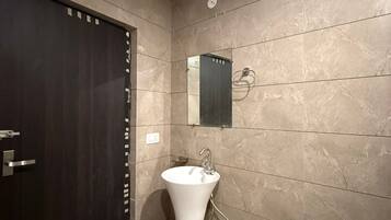 Toalhas fornecidas, sabão, papel higiénico