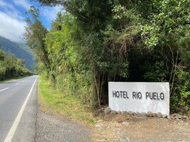Placa indicando HOTEL RIO PUELLO.