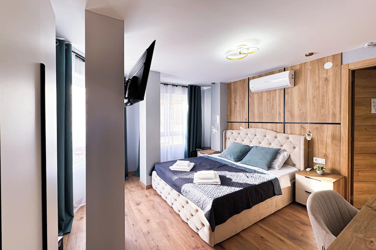 Quarto luxo | Cofres nos quartos, cortinas blackout, ferros/tábuas de passar roupa