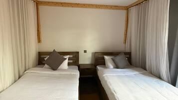 Apartamento econômico | Escrivaninha, espaço de trabalho para notebook