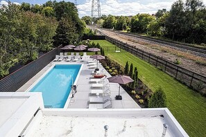 Piscina exterior, espreguiçadeiras 