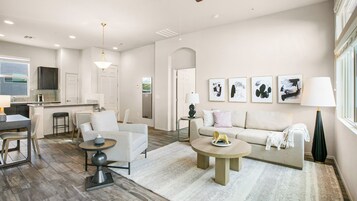 Apartamento (2 Bedrooms) | Área de estar | TV 50 polegadas com canais digitais