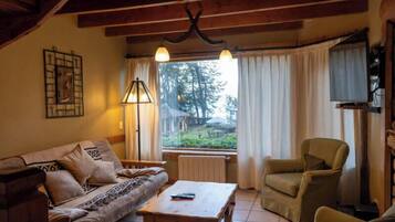 Cabana de Madeira Familiar, vista para o lago | Sala de estar