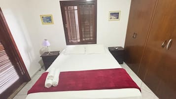 Quarto básico | Escrivaninha, espaço de trabalho para notebook, Wi-Fi de cortesia