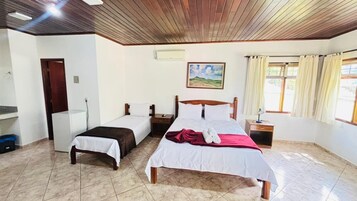 Chalé clássico, vista para o jardim | Escrivaninha, espaço de trabalho para notebook, Wi-Fi de cortesia