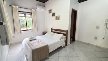 Chalé Standard, vista para o jardim | Secretária, secretária adequada para computadores portáteis