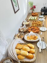 Café da manhã com buffet grátis todos os dias