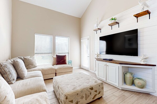 Court-side, family friendly getaway w/shared outdoor pool, tennis, and ...