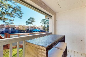 Court-side, family friendly getaway w/shared outdoor pool, tennis, and ...