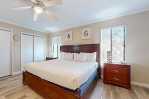 Court-side, family friendly getaway w/shared outdoor pool, tennis, and ...