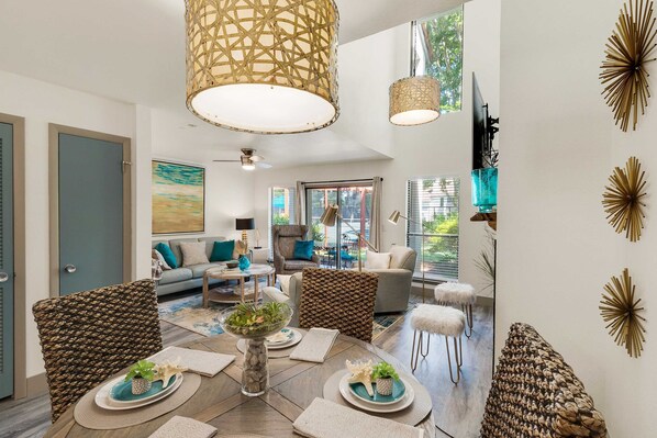 Bright and sleek townhouse w/access to shared pool, hot tub, sauna, and ...