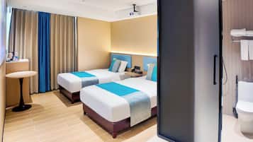 Quarto duplo superior, vista para a cidade | Escrivaninha, Wi-Fi de cortesia