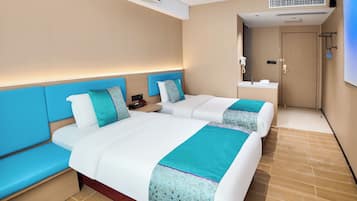 Quarto duplo superior, vista para a cidade | Escrivaninha, Wi-Fi de cortesia