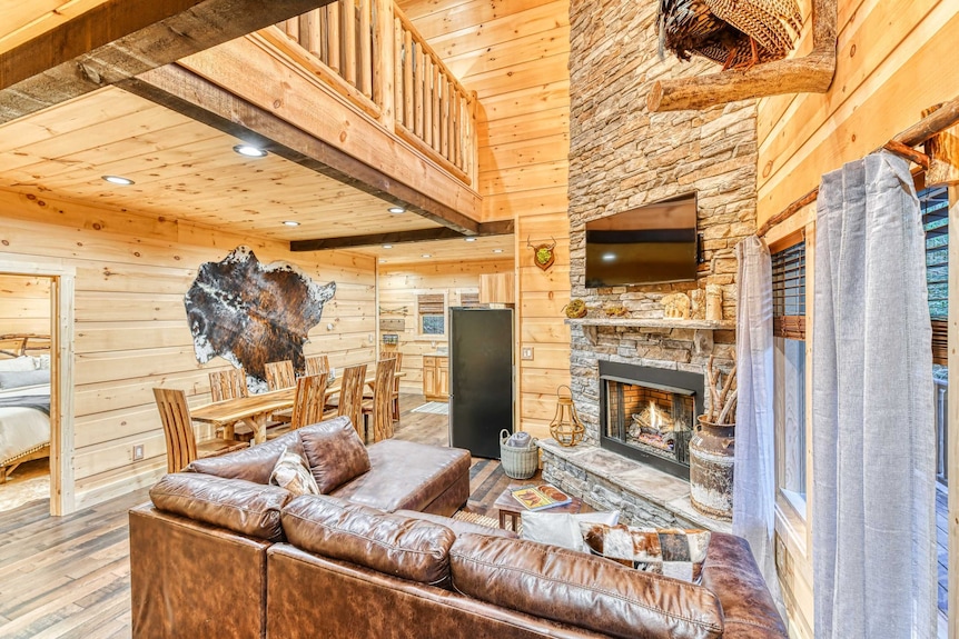 Newly Built Luxe Chalet, Sleeps 10, Hot Tub, Deck - Gatlinburg, TN
