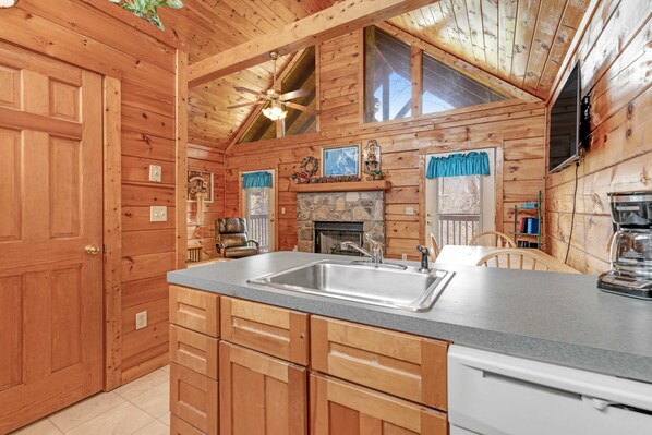 Recensies, deals en foto's van Cozy Cabin W Fireplace, Sleeps 2, Shared ...