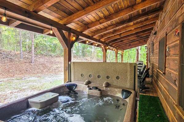 Cozy Cabin, Sleeps 6・Shared pool・Walking trails Reviews, Deals & Photos ...