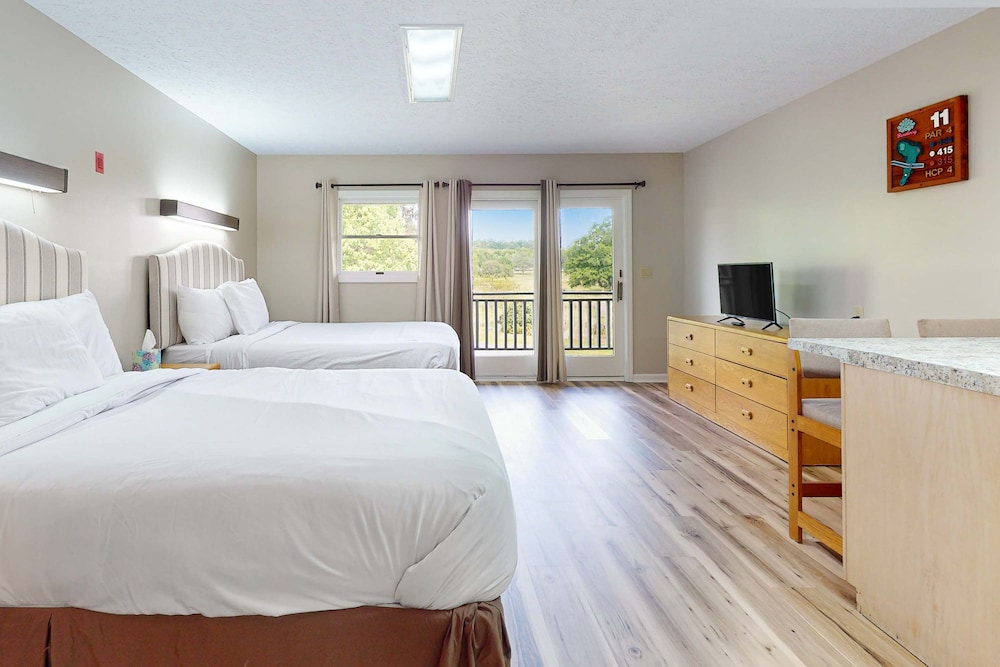 Peaceful Studio, Sleeps 4, Gym, Near Douglas Lake - Baneberry | Vrbo