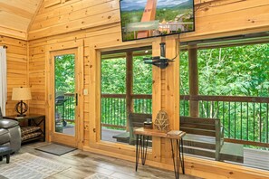Mtn Wolfs Cabin, Sleeps 8・Ideal Smoky Spot W Views Reviews, Deals ...