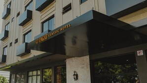 Exterior de um edifício com uma placa que diz 'ZAGAT CLASSIC HOTEL'.