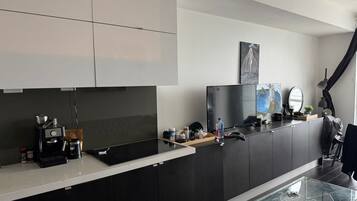 Geladeira, micro-ondas, fogão, cooktop