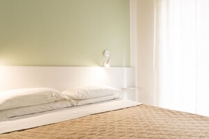 Quarto Duplo ou Twin Standard, varanda | Cofre no quarto, secretária, Wi-fi grátis, roupa de cama fornecida