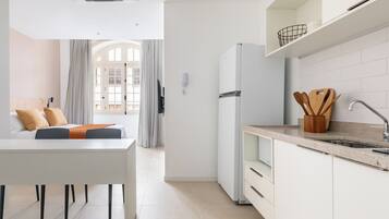 Geladeira, micro-ondas, cooktop, talheres/pratos/utensílios de cozinha