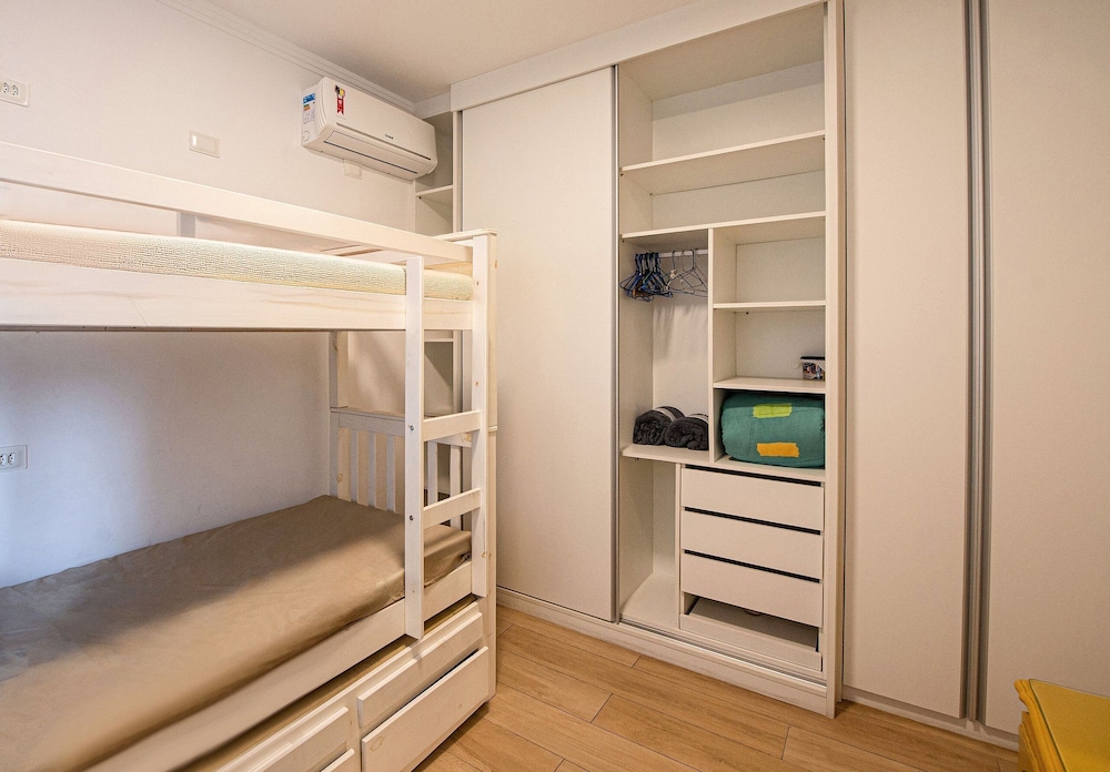 SHB - Feet in the Sand Santos: Sun Sea and Netflix - Santos | Vrbo